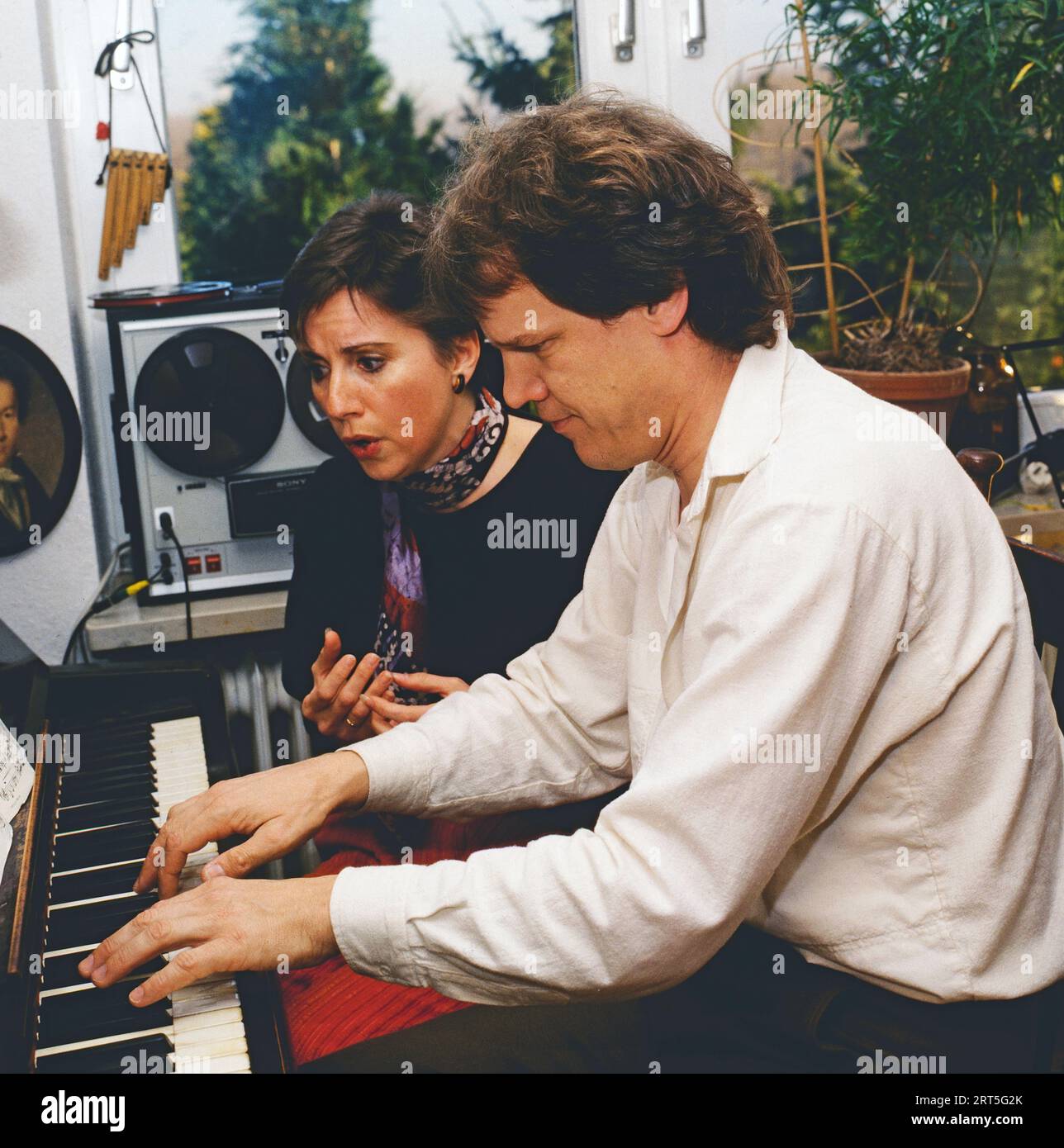 John Janssen, Niederländischer Opernsänger und Konzertsänger, zuhause am Klavier mit Ehefrau ...