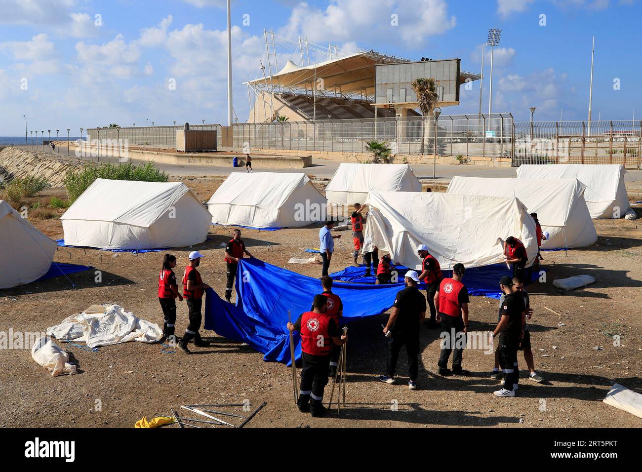 230910 -- BEYROUTH, le 10 septembre 2023 -- des volontaires de la Croix ...