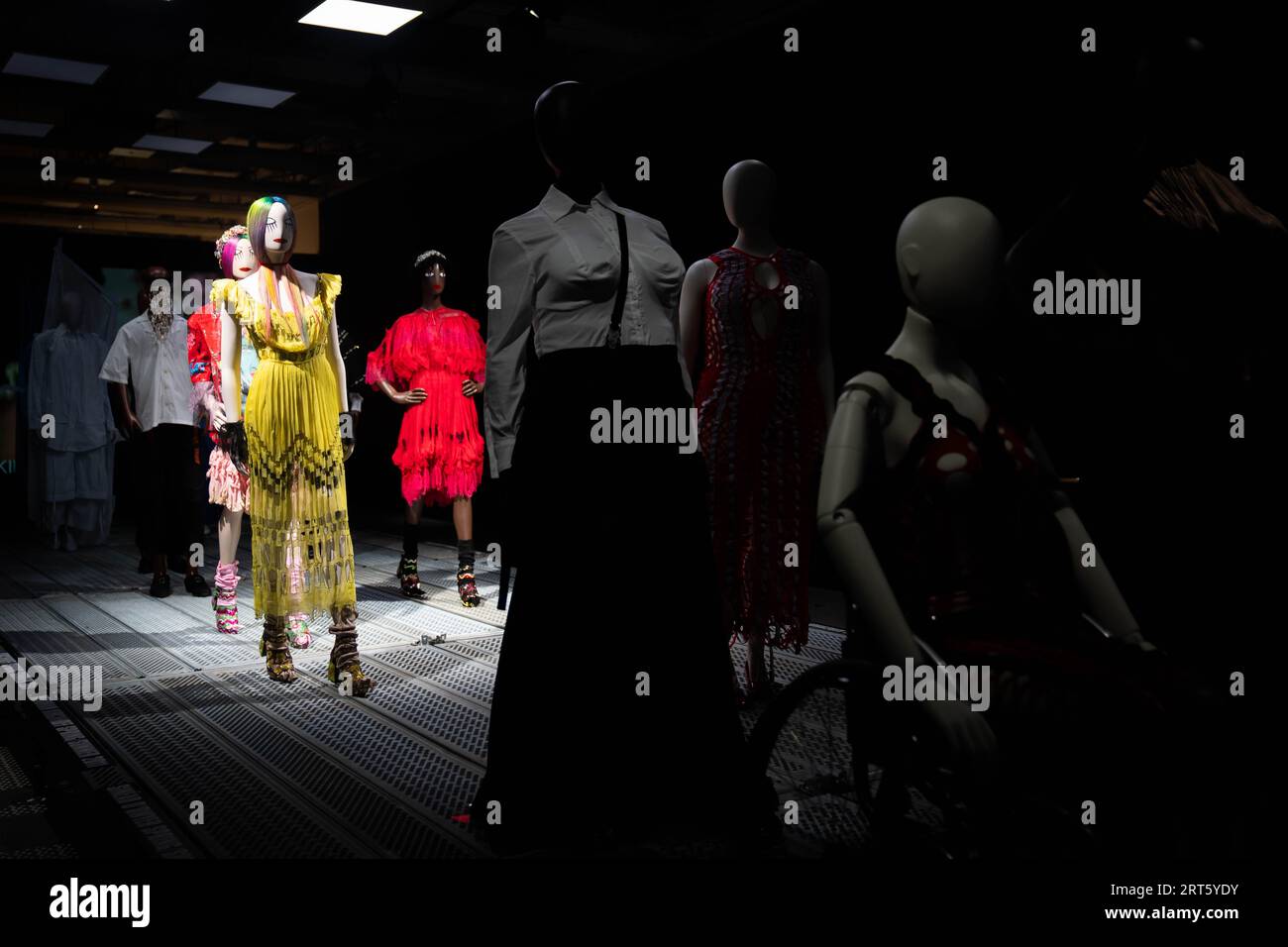 Robes sur mannequins lors d'un photocall pour REBEL : 30 ans de l ...