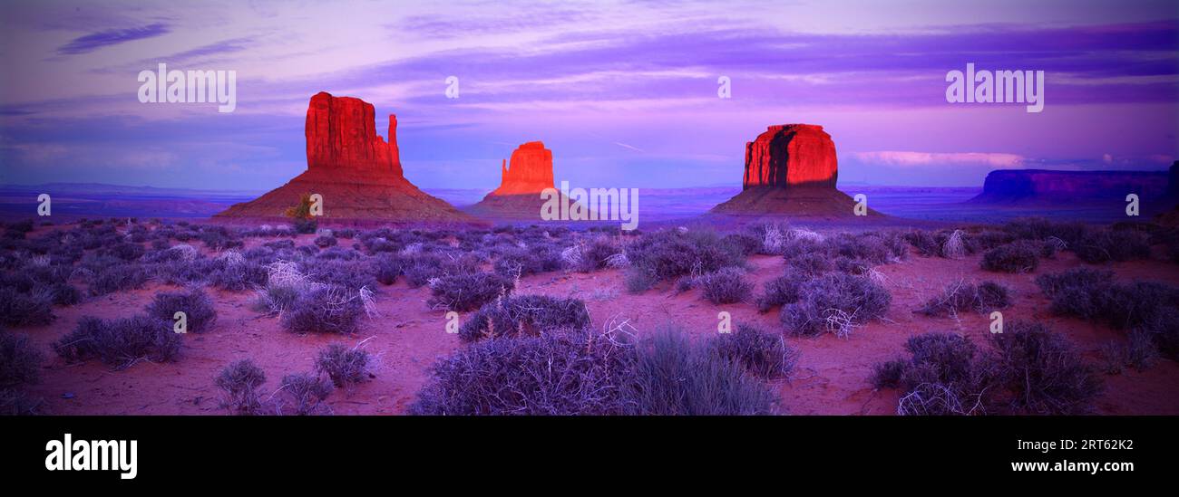 Crépuscule à Monument Valley sur la frontière Utah/Arizona avec les ...