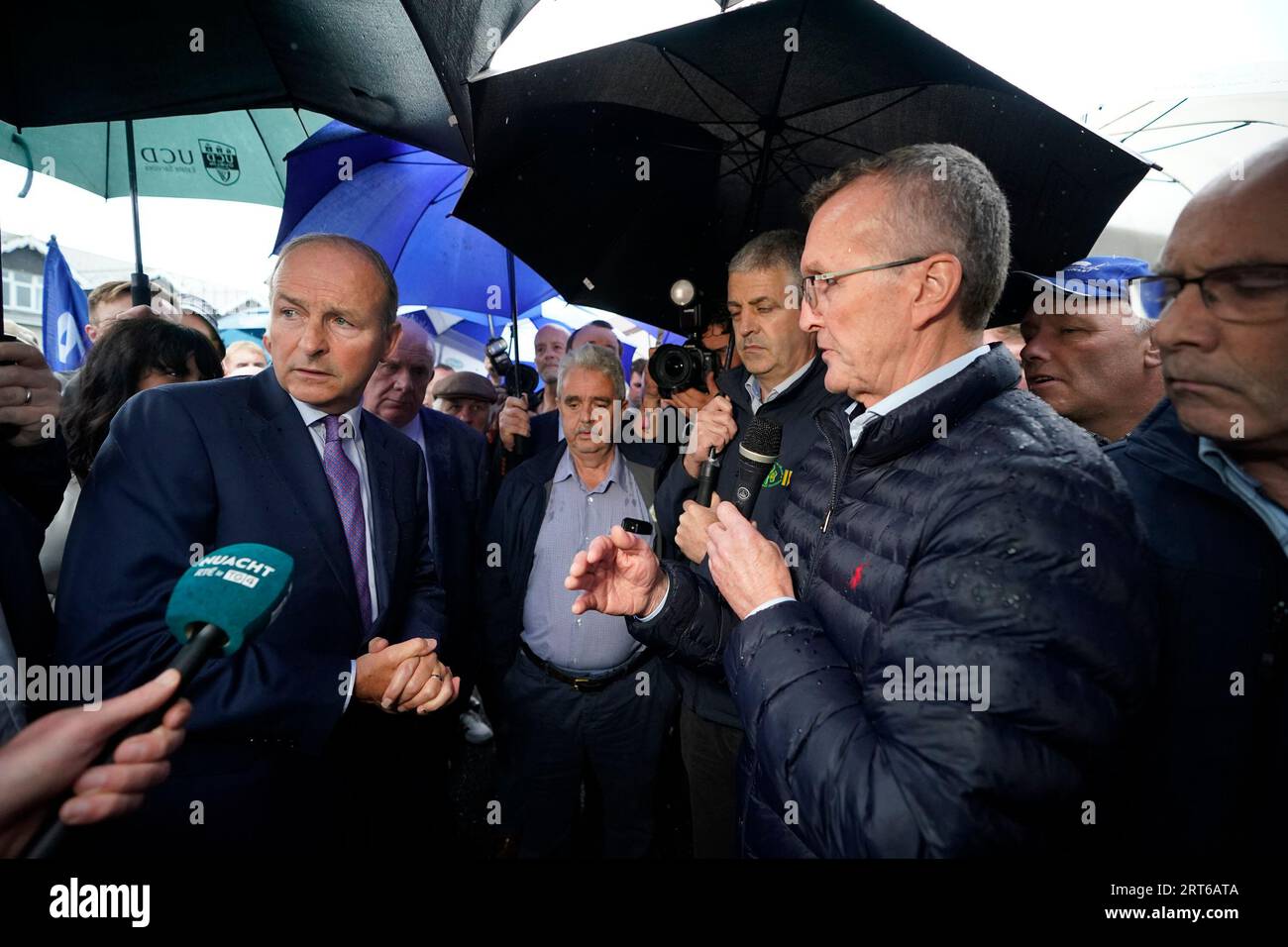 Tanaiste Micheal Martin (à gauche) s'entretient avec Tim Cullinan ...