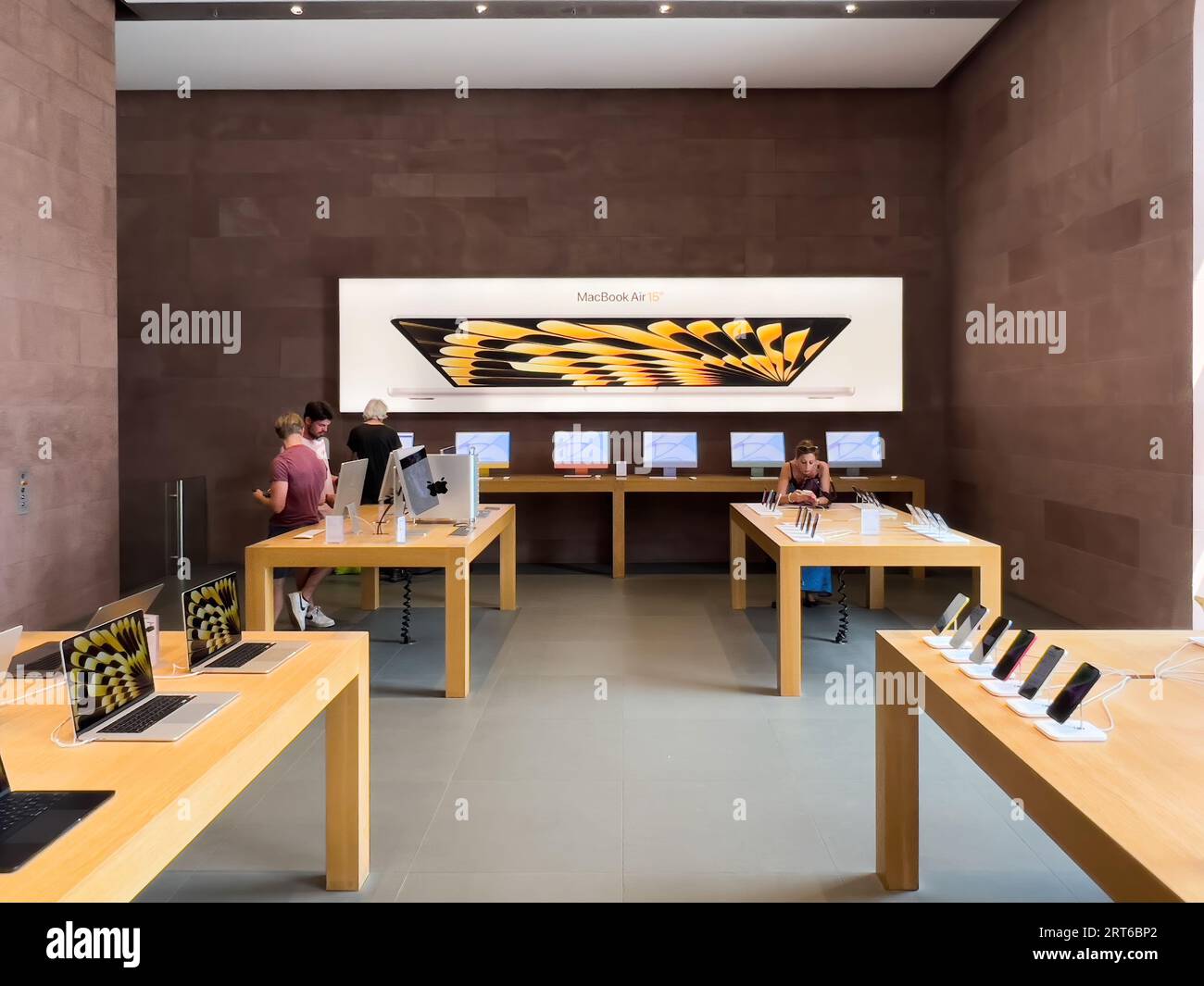 Strasbourg, France - 10 juillet 2023 : à l'Apple Store, une exposition ...