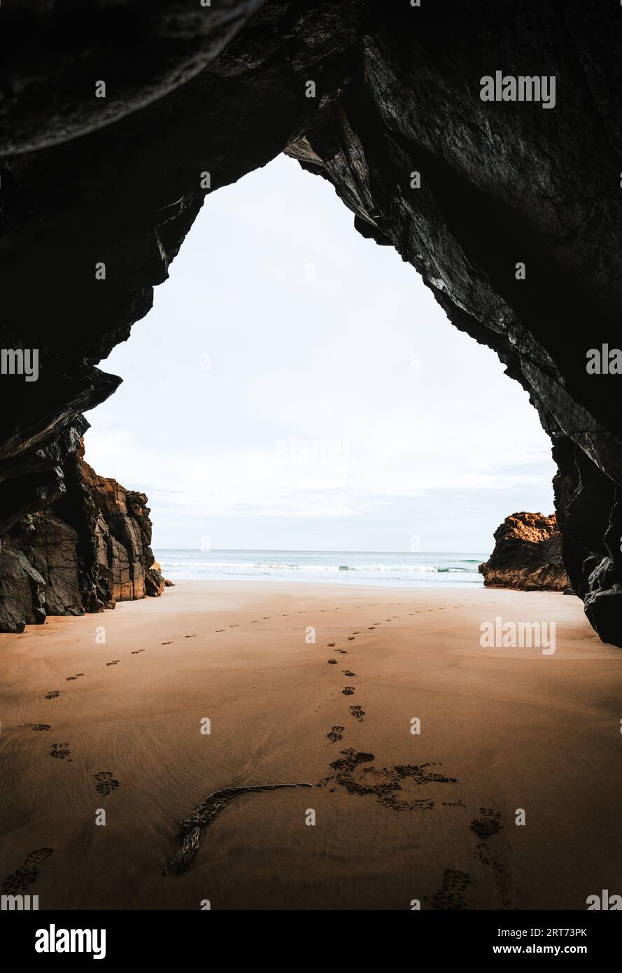 Grotte en bord de mer Banque de photographies et d’images à haute ...