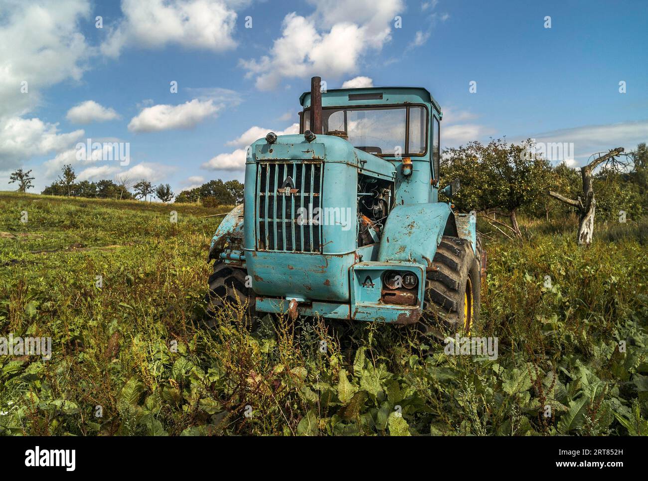 Disused tractor Banque de photographies et d’images à haute résolution - Alamy
