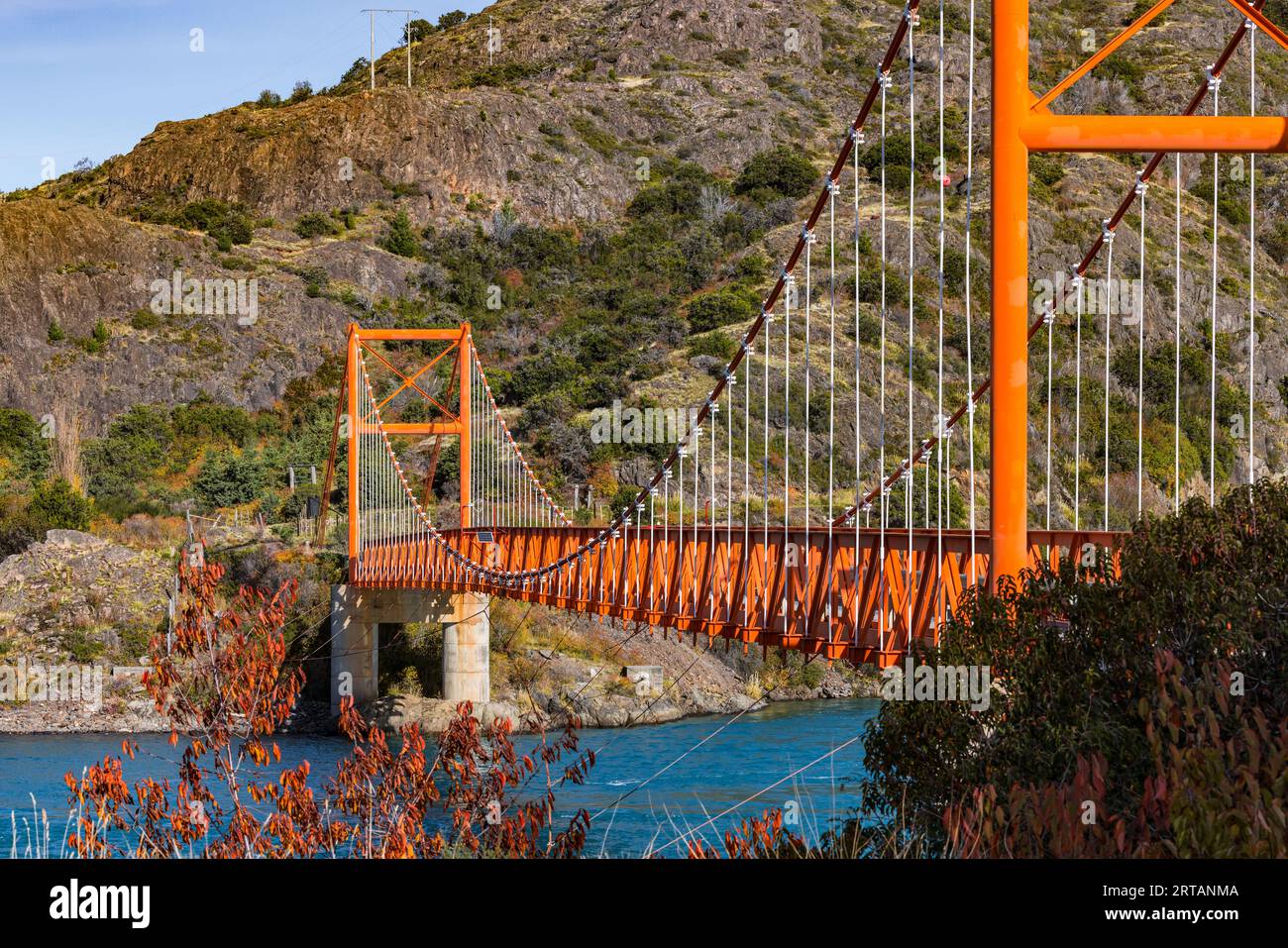 L'imposant Puente General Carrera sur le lac du même nom sur la ...