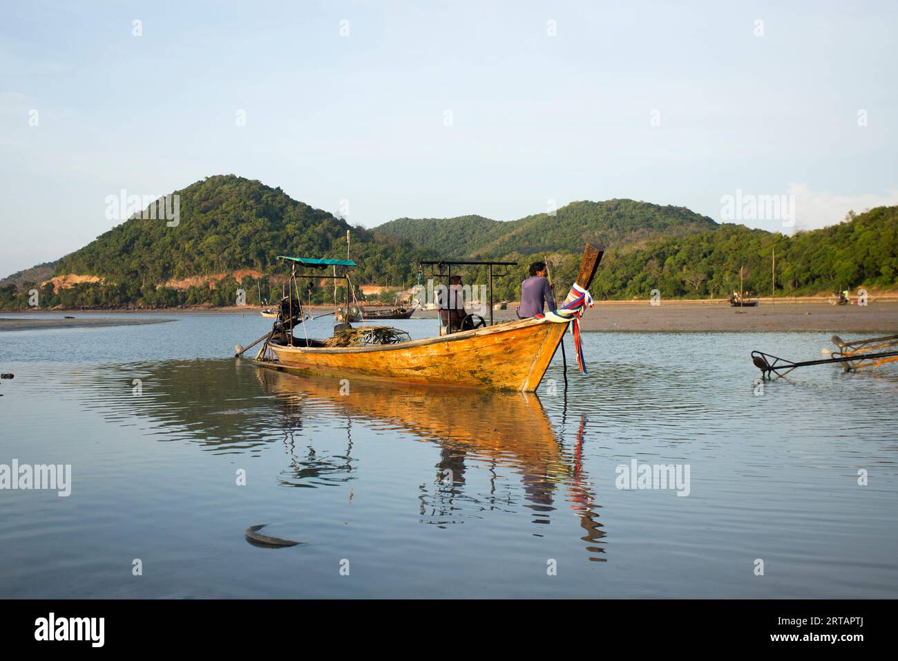 Koh Yao, Thaïlande ; 1 janvier 2023 : des pêcheurs réparent leurs bateaux à long Tail dans le ...