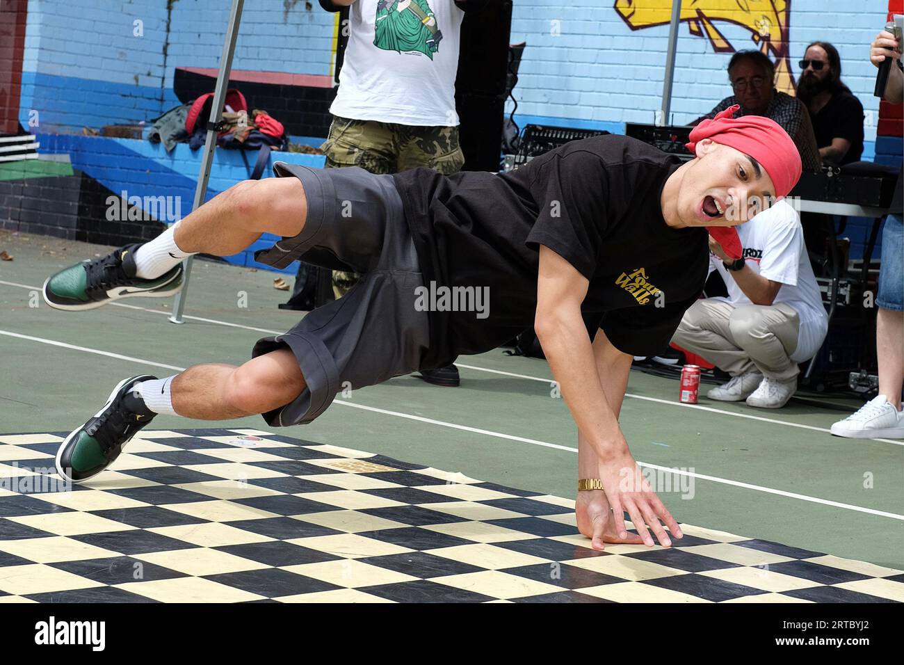 Une transition spectaculaire de Breakdancing vertical Flip avec de ...