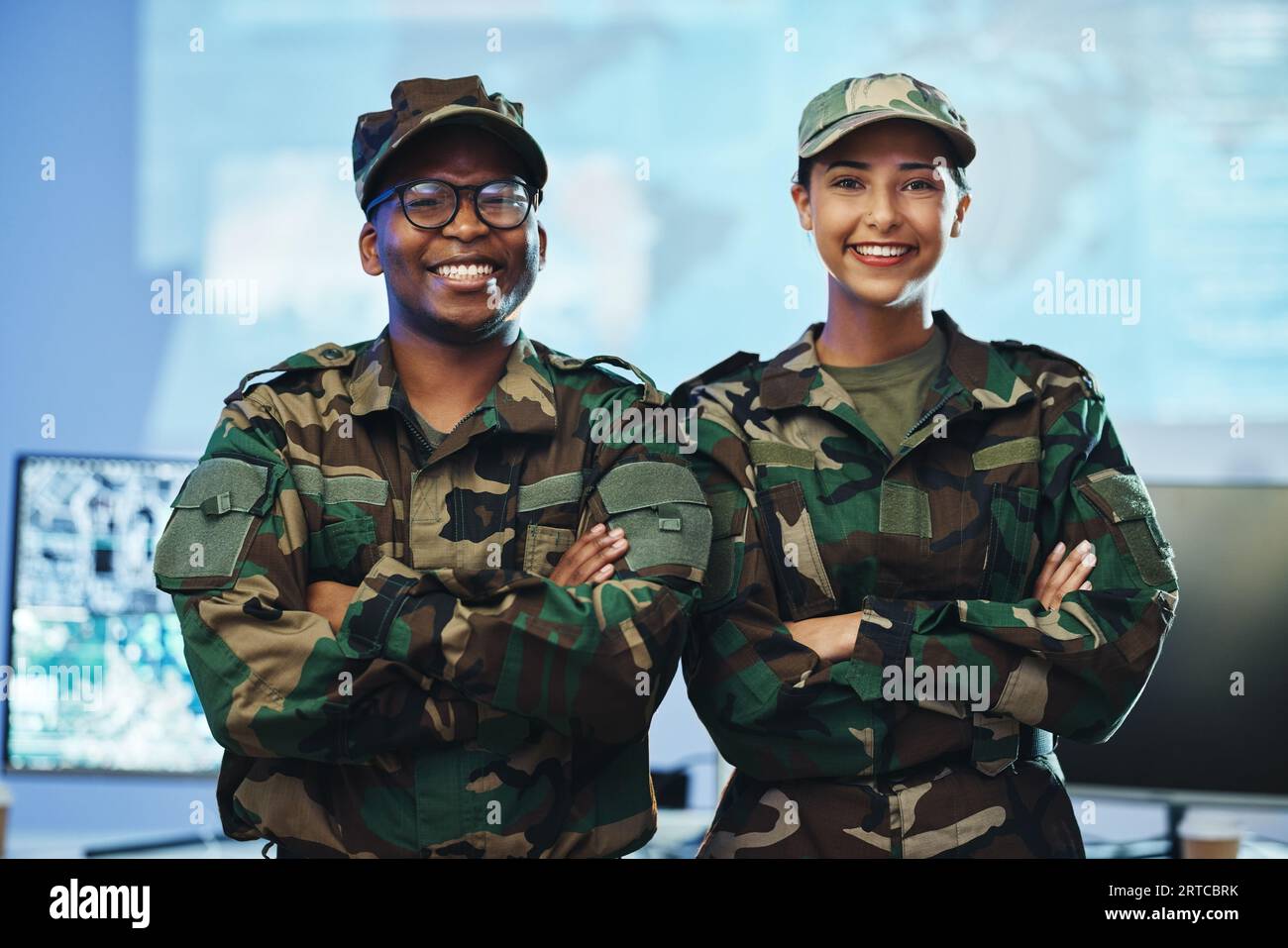 Salle de contrôle, militaire et portrait de personnes pour la ...