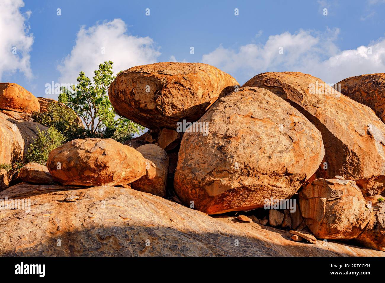 Rocher rond géant dans le désert Banque de photographies et d’images à ...
