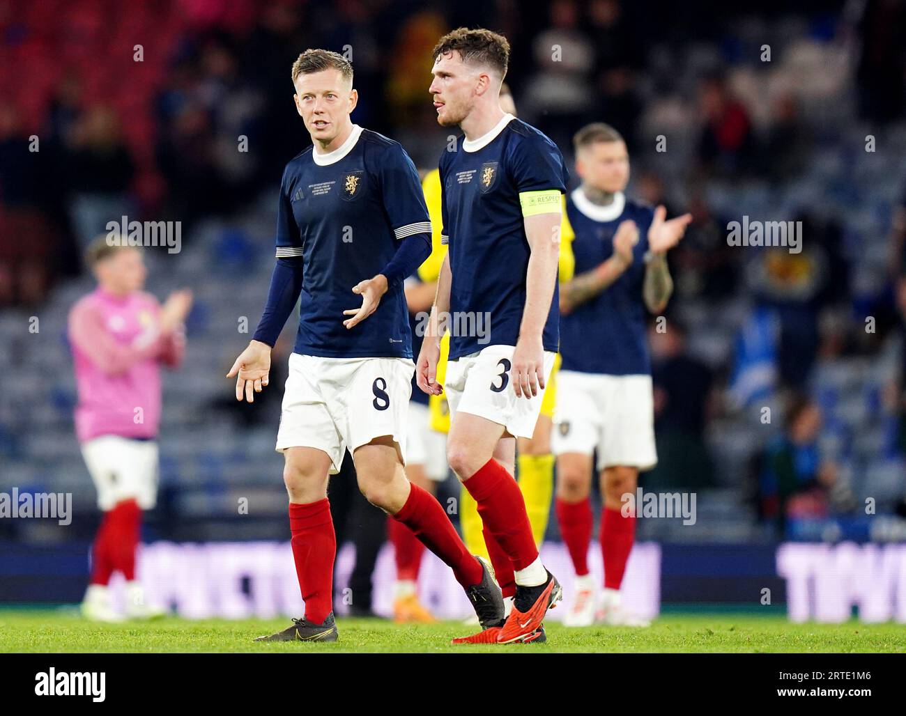 Callum McGregor et Andrew Robertson écossais après le coup de sifflet ...