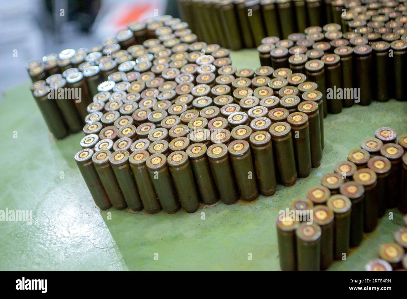 Objet composé de douilles usagées usagées. Beaucoup d'obus utilisés à ...