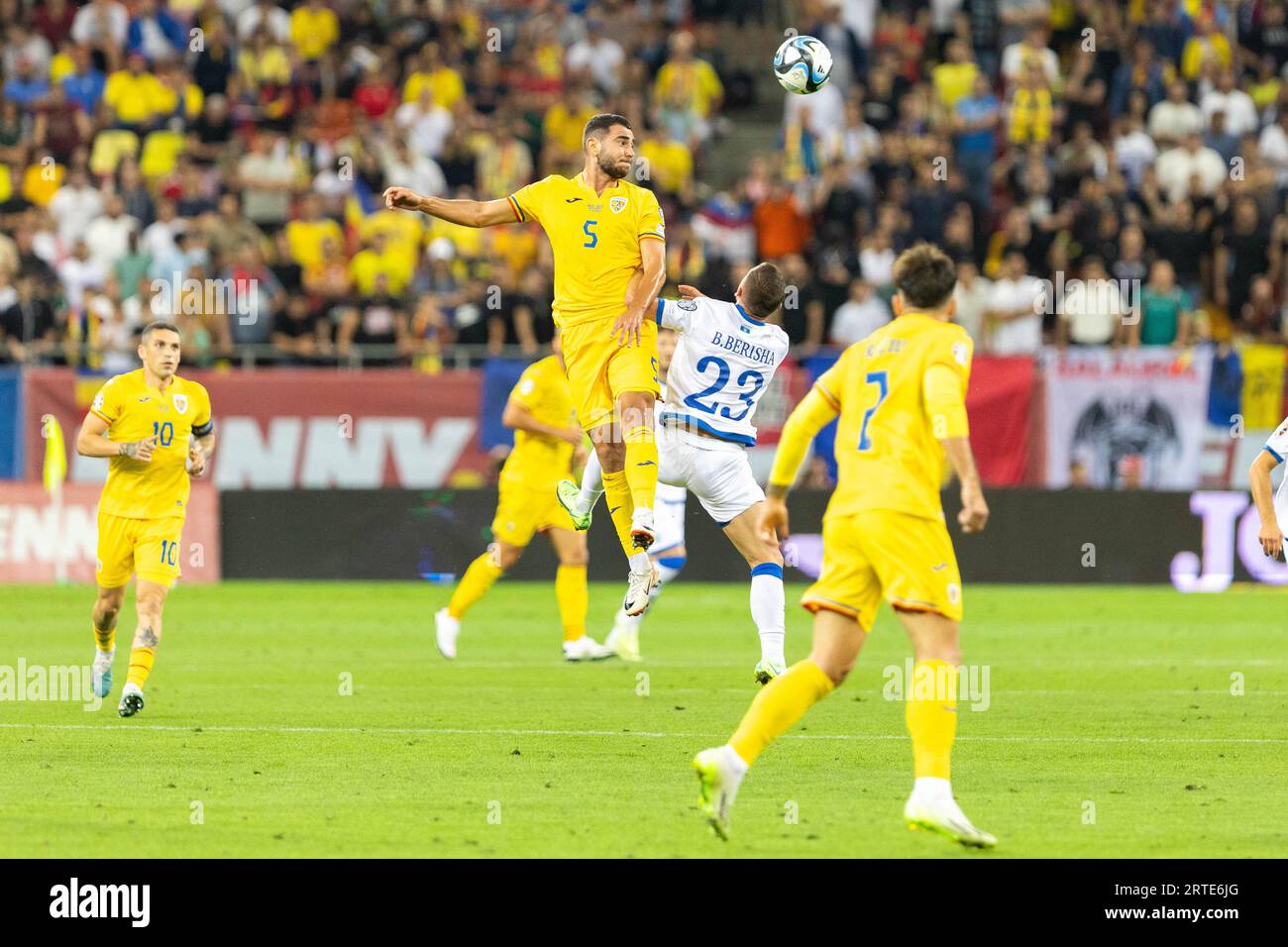 Vladimir Screciu de Roumanie et Bernard Berisha du Kosovo lors de l ...