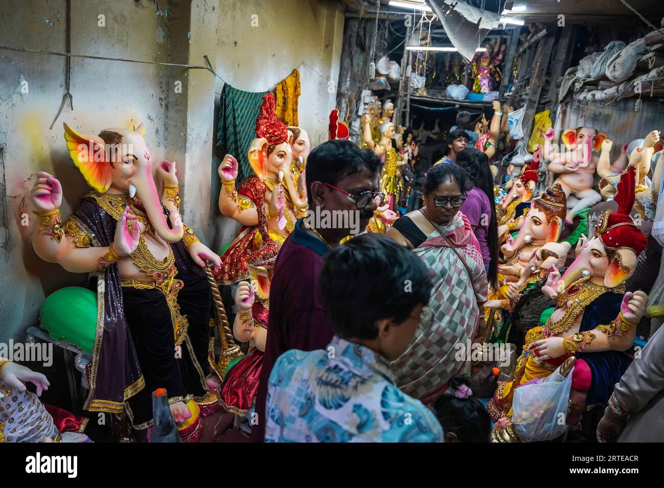 Les gens vérifient les idoles d'argile du seigneur Ganesha (dieu hindou à tête d'éléphant) dans ...