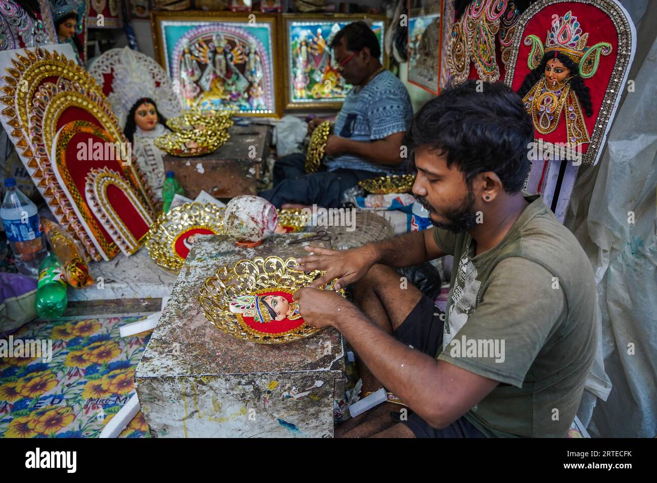 Un artisan donne la touche finale au visage de la déesse hindoue Durga ...