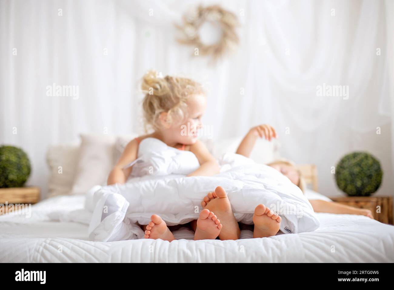 Chatouille pieds fille enfant Banque de photographies et d’images à ...