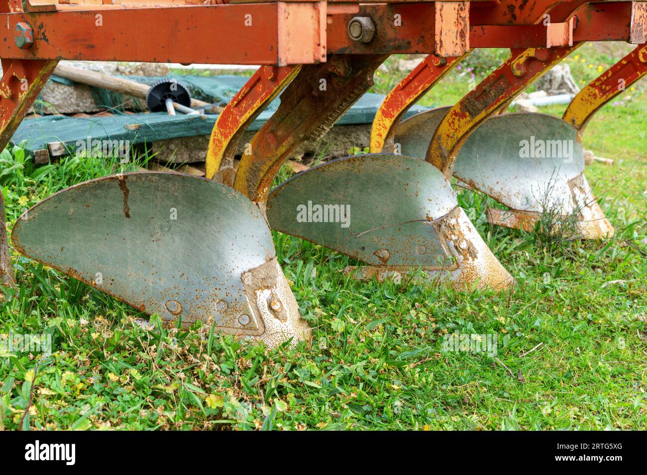 outils de charrue agricole montrant le dos des machines utilisées pour ...