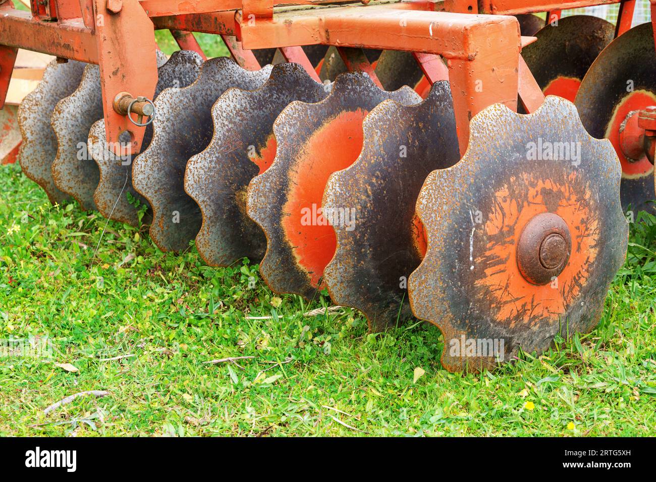 outils de charrue agricole montrant le dos des machines utilisées pour ...