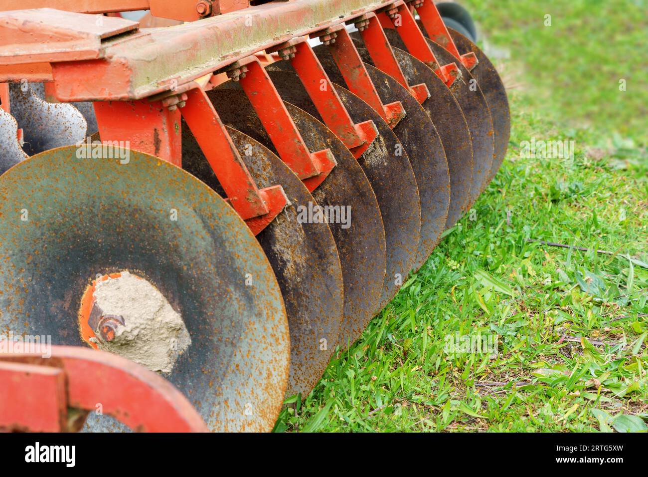 outils de charrue agricole montrant le dos des machines utilisées pour ...
