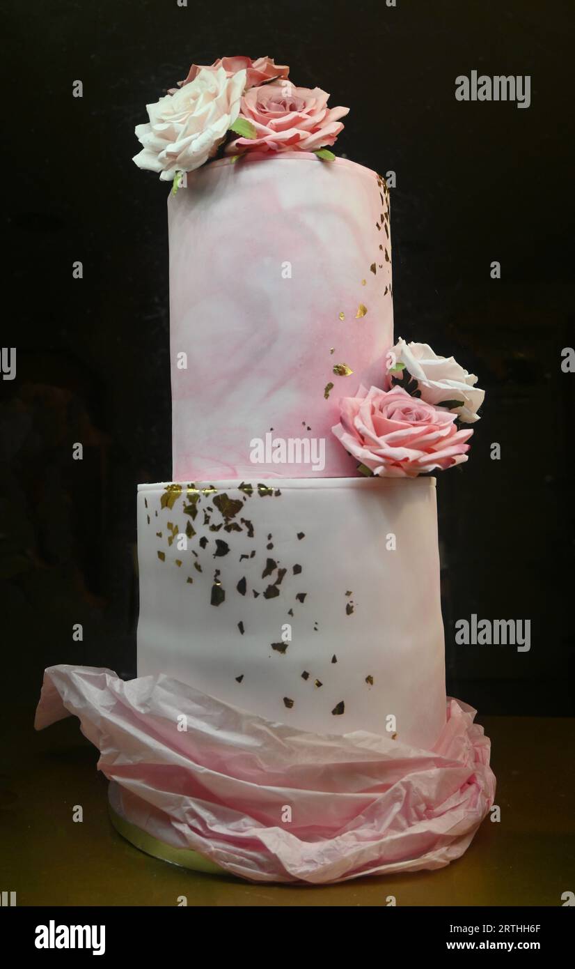 Gateau mariage blanc avec feuille d'or Banque de photographies et d’images à haute résolution ...