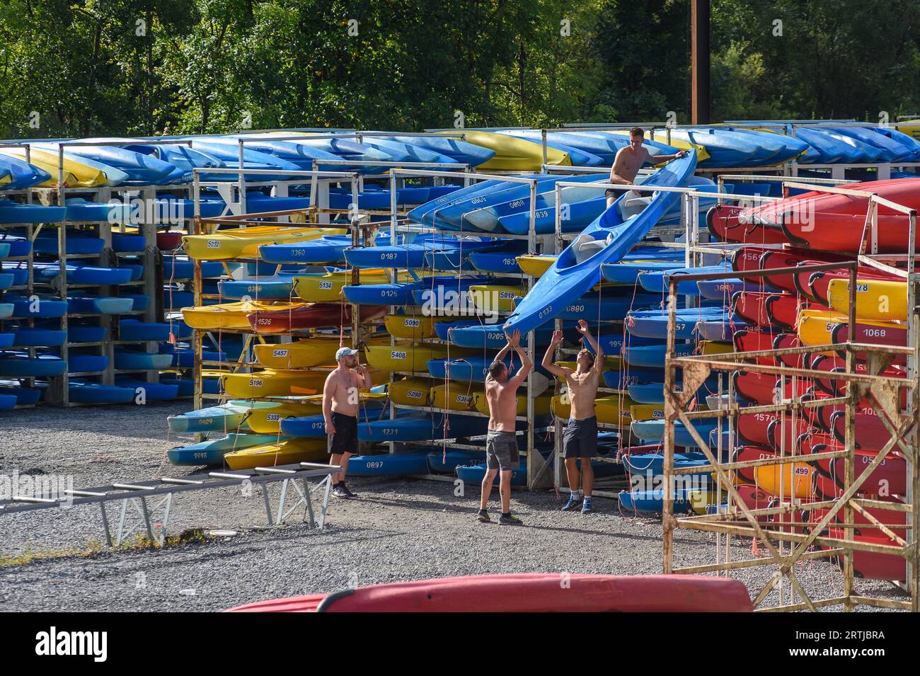 Point de départ pour le kayak à Houyet. Départ du voyage pour les ...