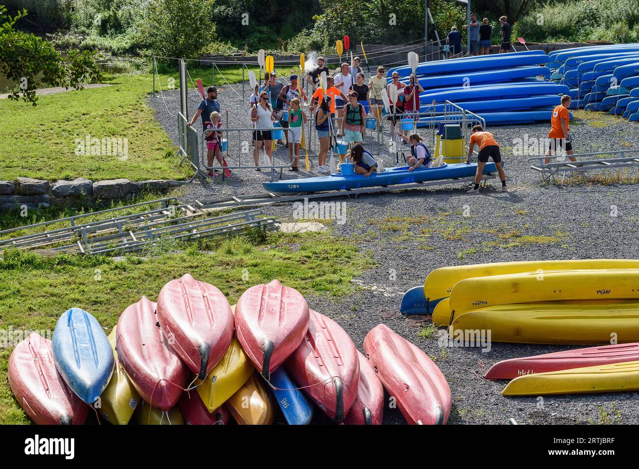 Point de départ pour le kayak à Houyet. Départ du voyage pour les ...