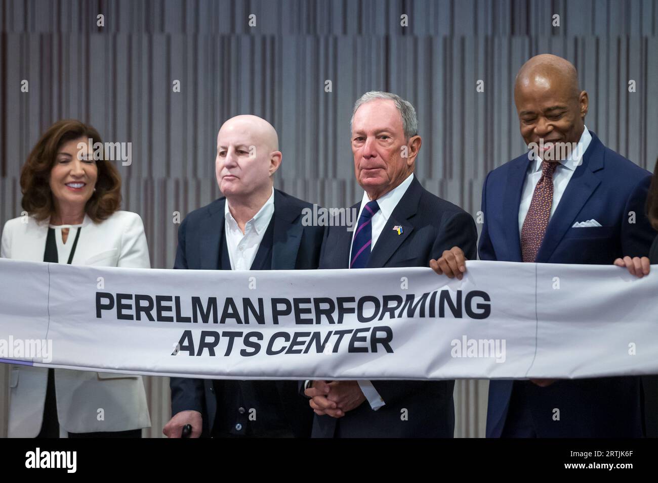 Le gouverneur de New York Kathy Hochul (2e L), Ron Perelman (3e L), l ...