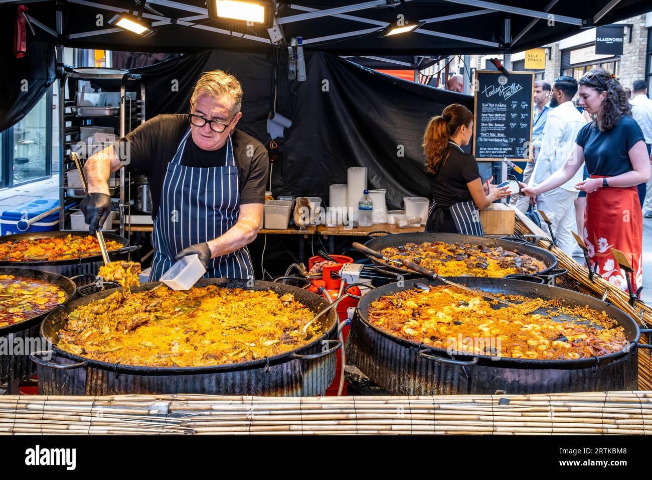Street paella Banque de photographies et d’images à haute résolution ...