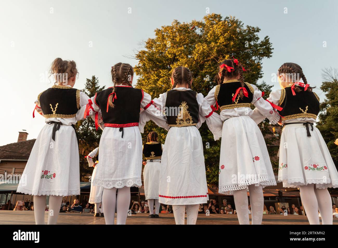 Serbe tenue traditionnelle Banque de photographies et d’images à haute ...