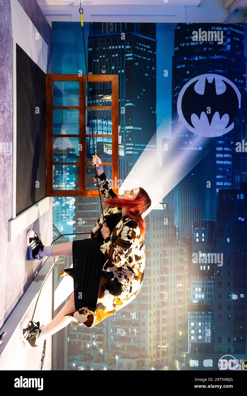 Londres, Royaume-Uni. 14 septembre 2023. Un membre du personnel recrée ...