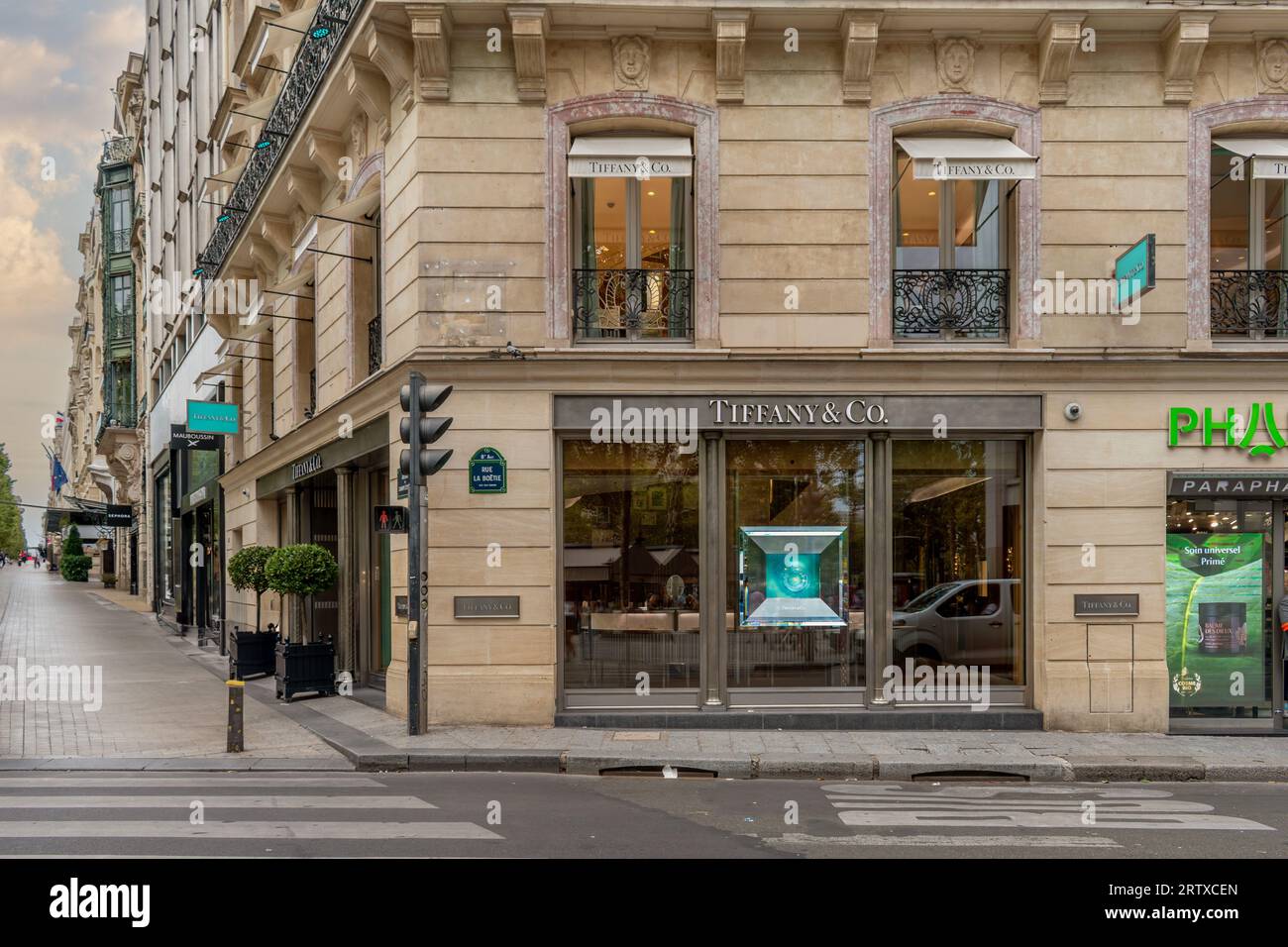 Paris, France - 10 août 2023 : bijouterie de luxe Tiffany and Co sur l ...