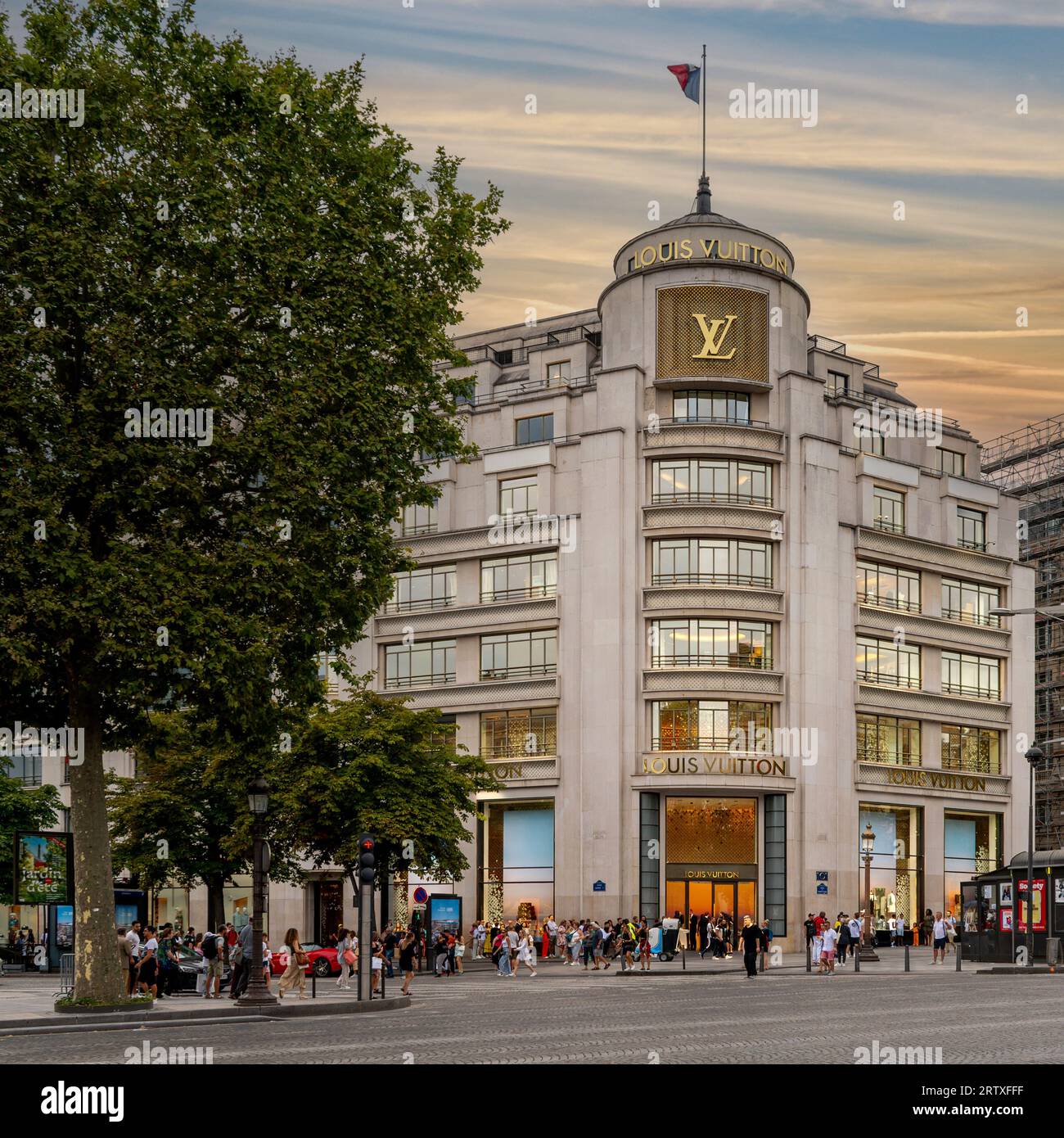Paris, Francia - août 10. 2023 : Bâtiment Art Déco du magasin Louis Vuitton, 101 Avenue champs ...