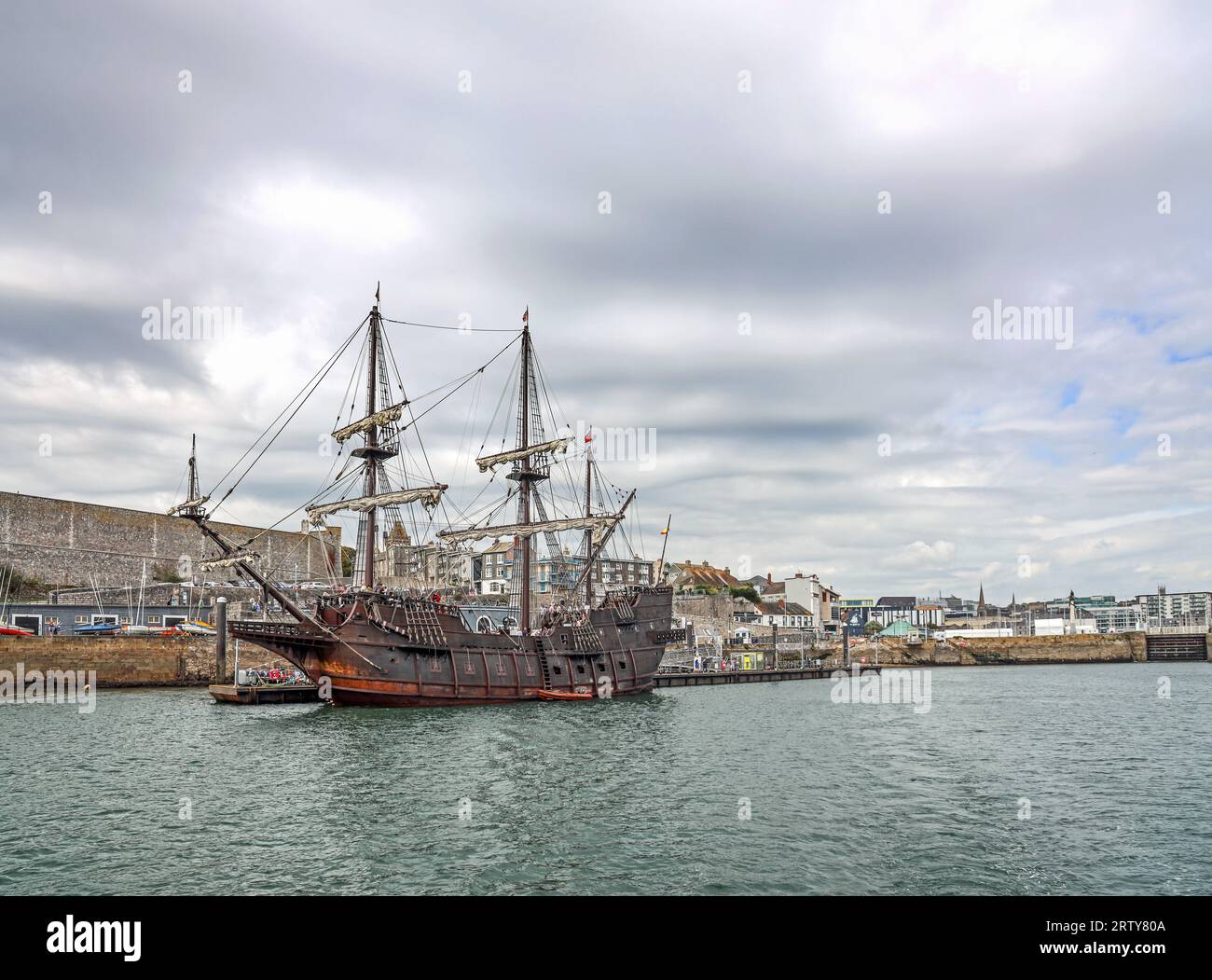 Les visiteurs explorent les ponts du El Galeon amarré au Barbican ...