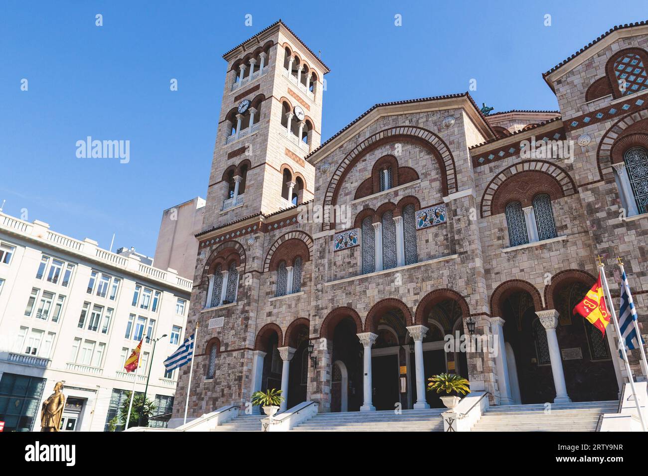 Façade néo-byzantine de la cathédrale Hagia Triada au Pirée, église ...