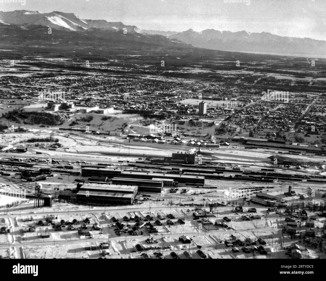 Anchorage, Alaska : c. 1962 vue aérienne d'Anchorage avec la base ...