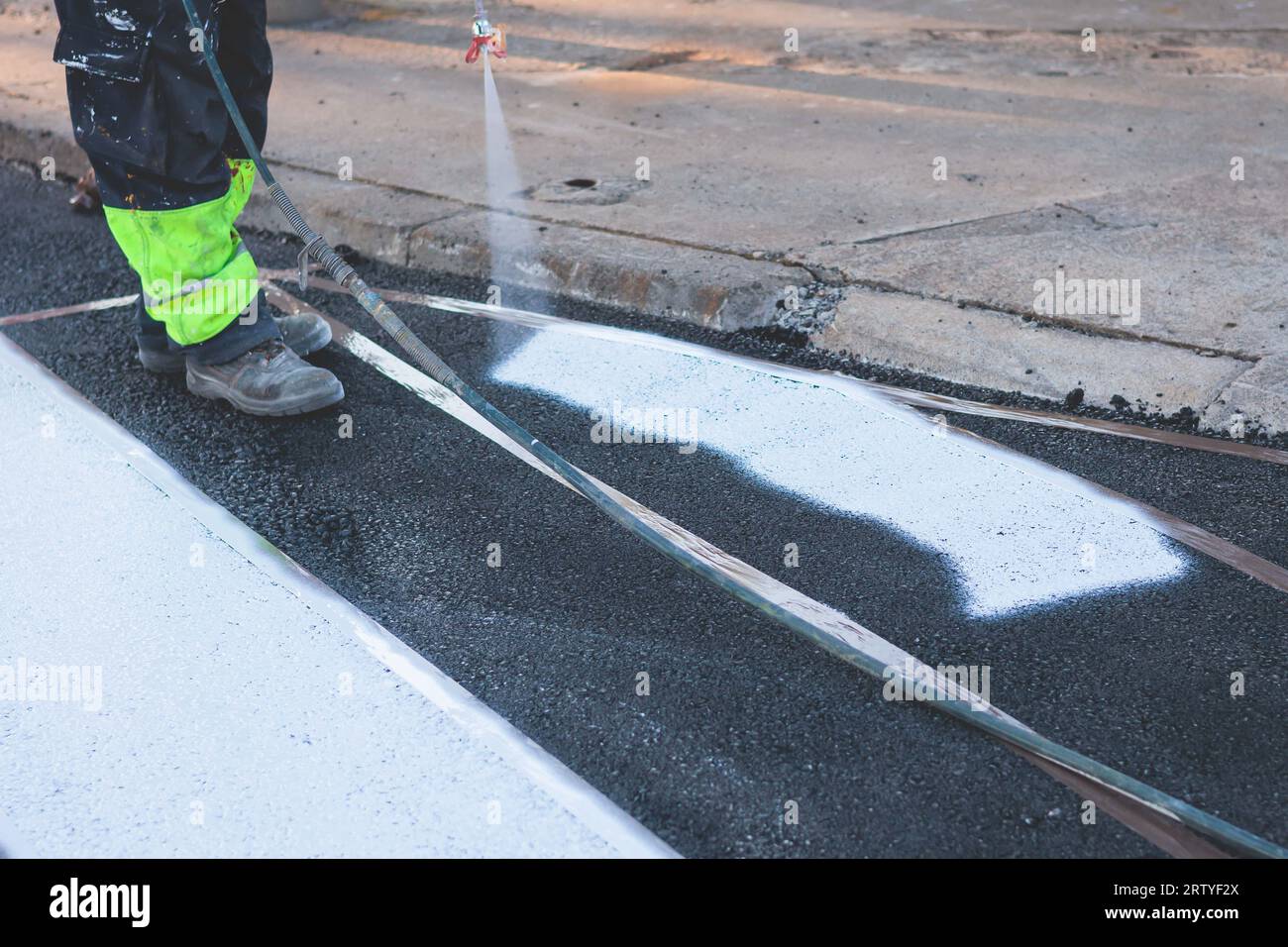 Processus de création de nouveaux marquages routiers avec une machine à ...