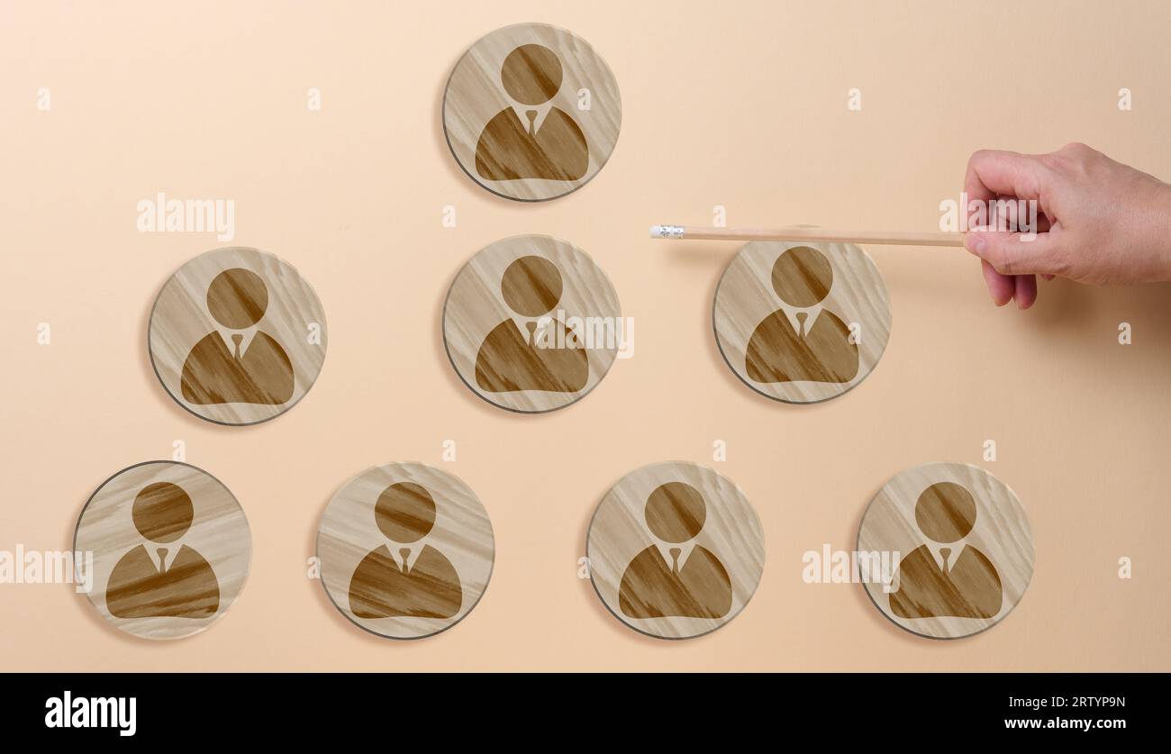 Plaques circulaires en bois avec des icônes de personnel et une main ...