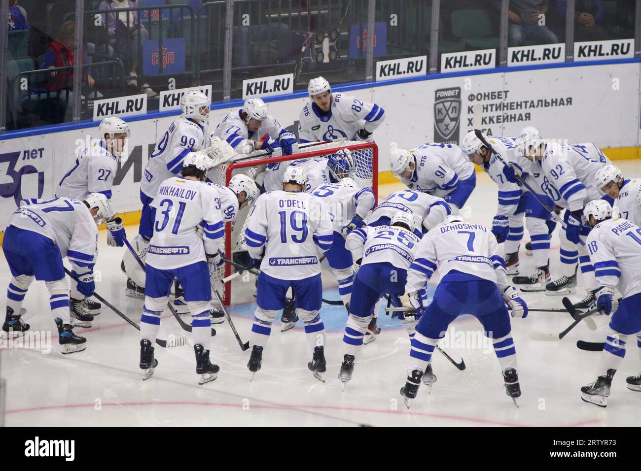 Joueur du Dynamo Hockey Club, Konstantin Volkov (90) vu en action ...