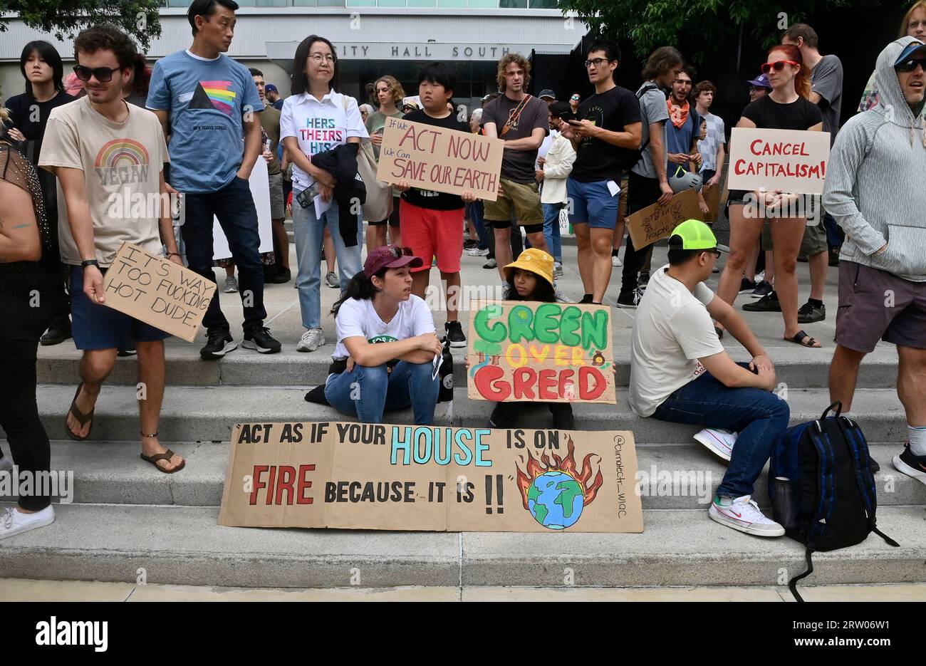 Des centaines de jeunes Angelenos se préparent à se rassembler et à ...