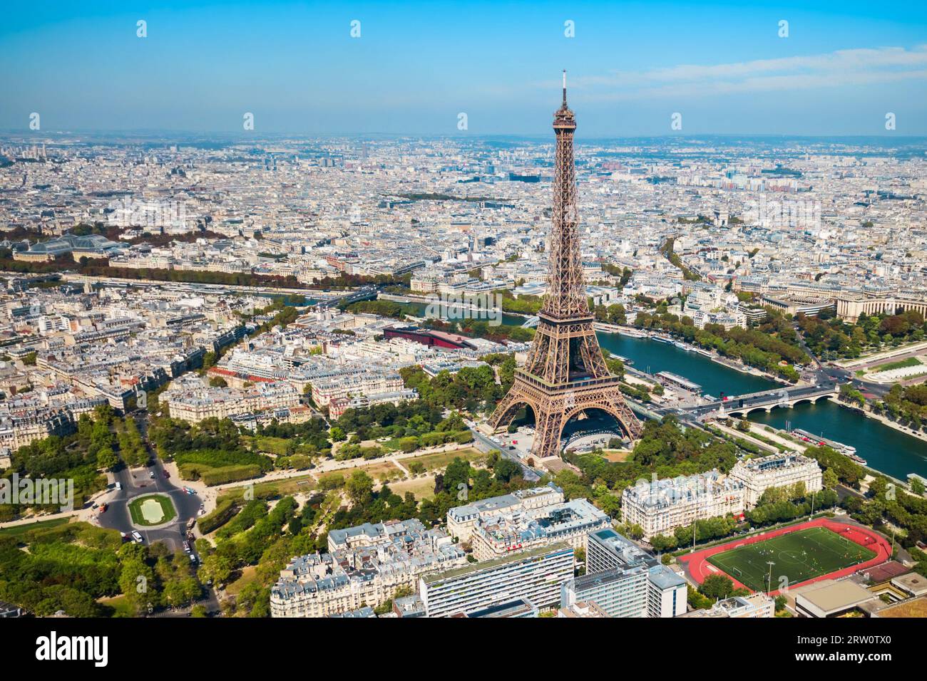 La Tour Eiffel ou la Tour Eiffel vue aérienne, est une tour en treillis en fer forgé sur le ...