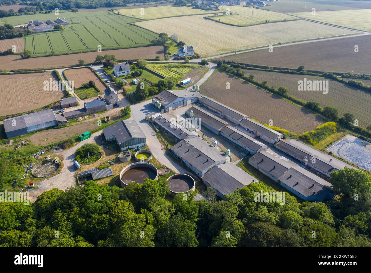 Vue aérienne de la ferme porcine avec écuries fermées et réservoirs de ... Vue aérienne de la ferme porcine avec écuries fermées et réservoirs de ...