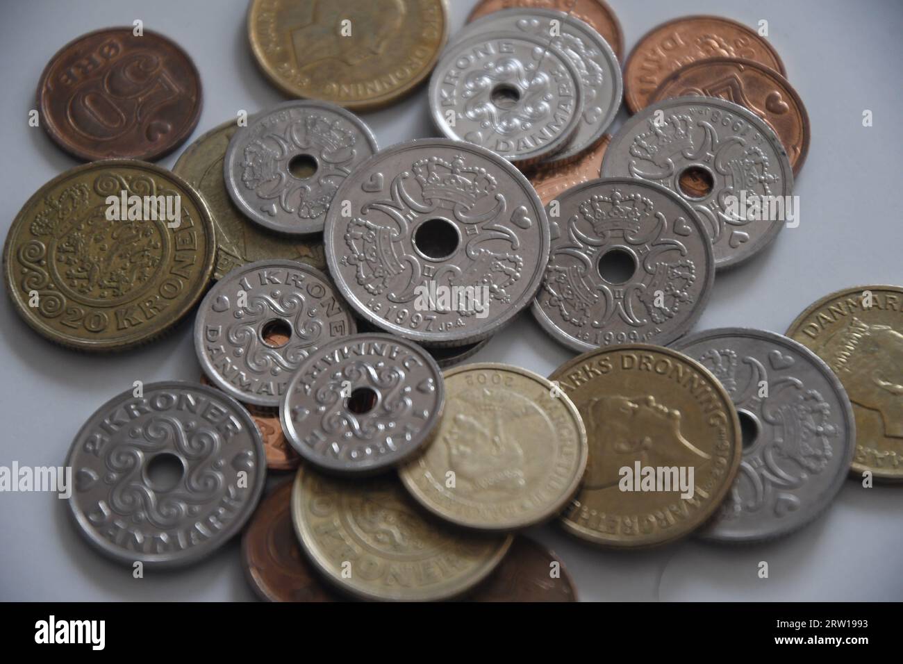 16 septembre 2023/ pièces de monnaie danoises en main et sur table dans la capitale danoise ...