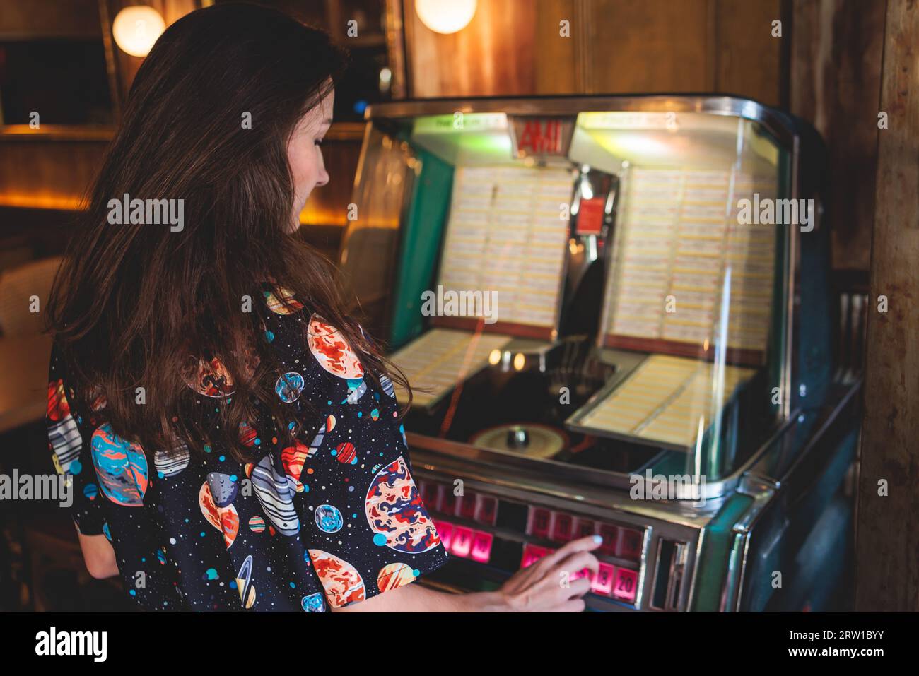 Juke-box de musique américaine vintage avec boutons illuminés ...