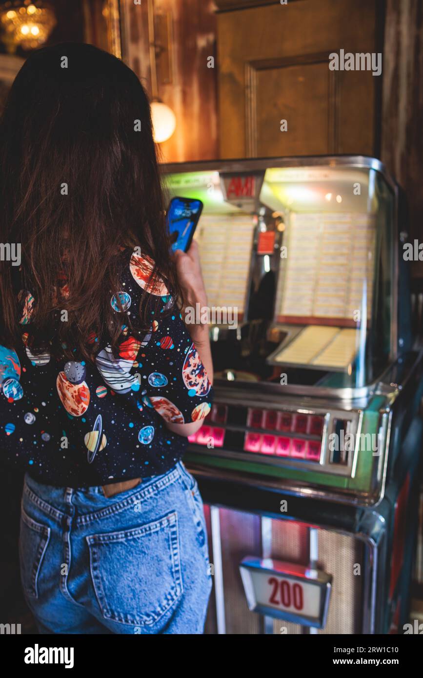 Juke-box de musique américaine vintage avec boutons illuminés ...