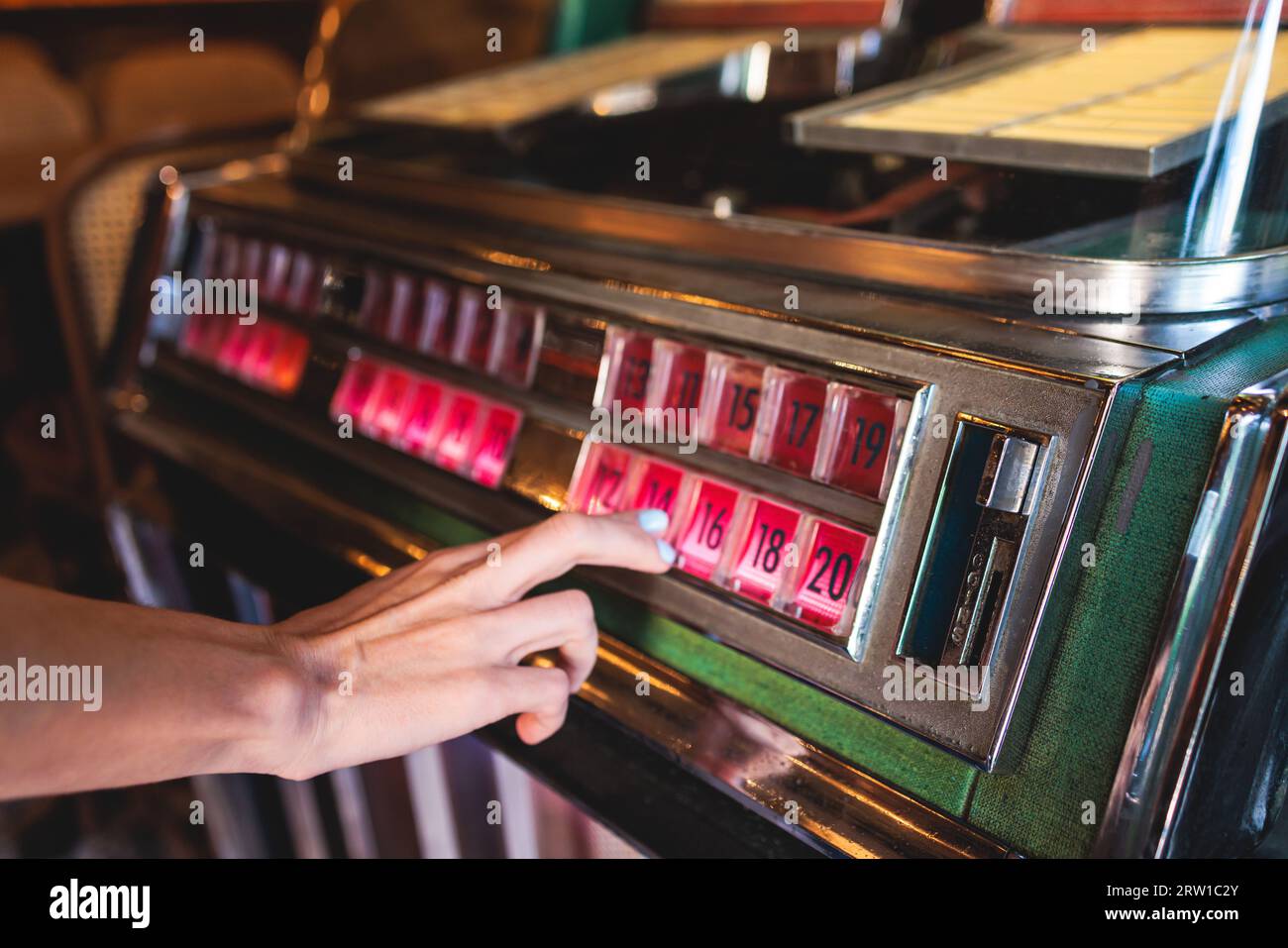 Juke-box de musique américaine vintage avec boutons illuminés ...
