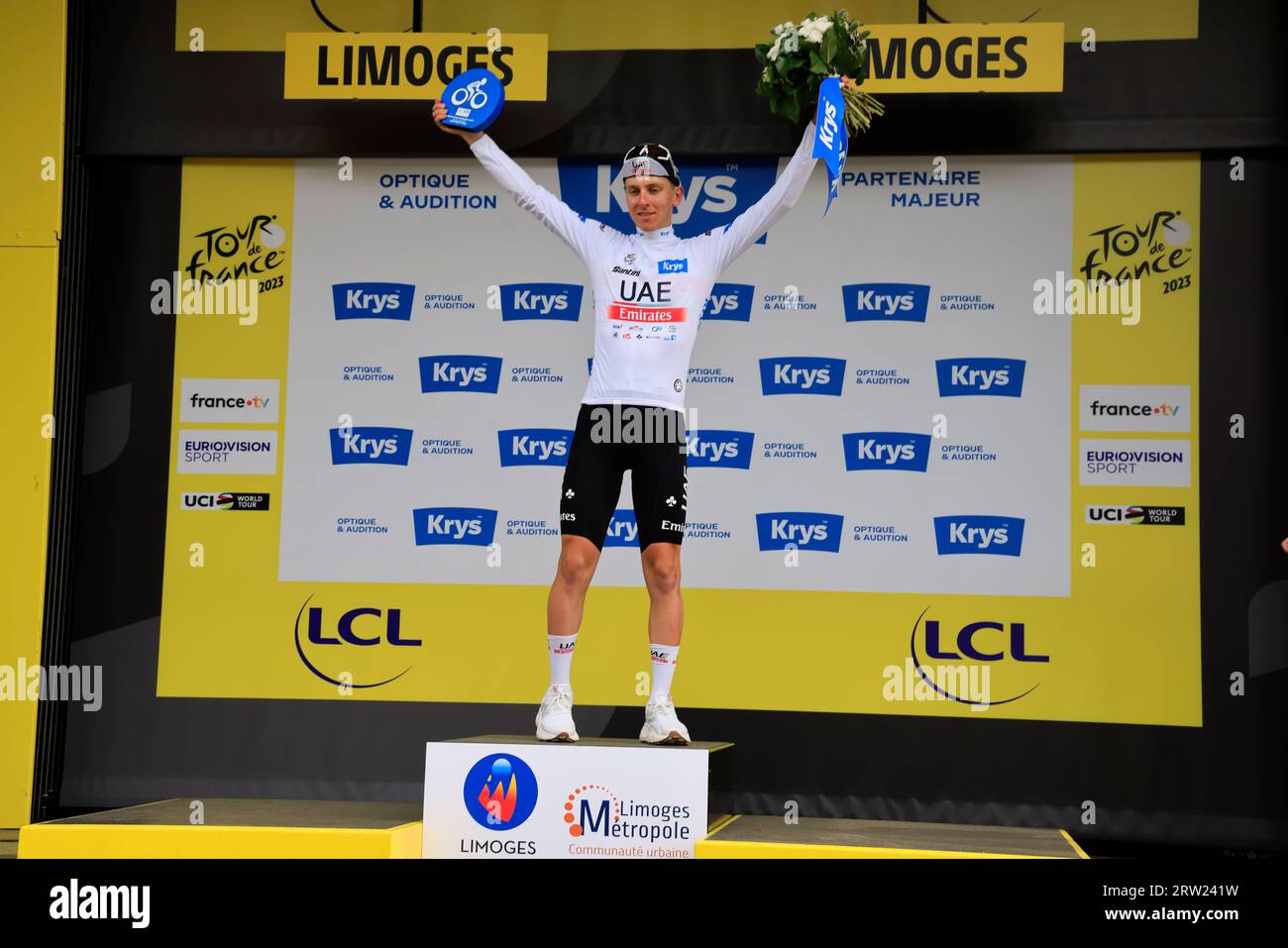 Tadej Pogačar maillot blanc du meilleur jeune à l'arrivée de la 8e ...