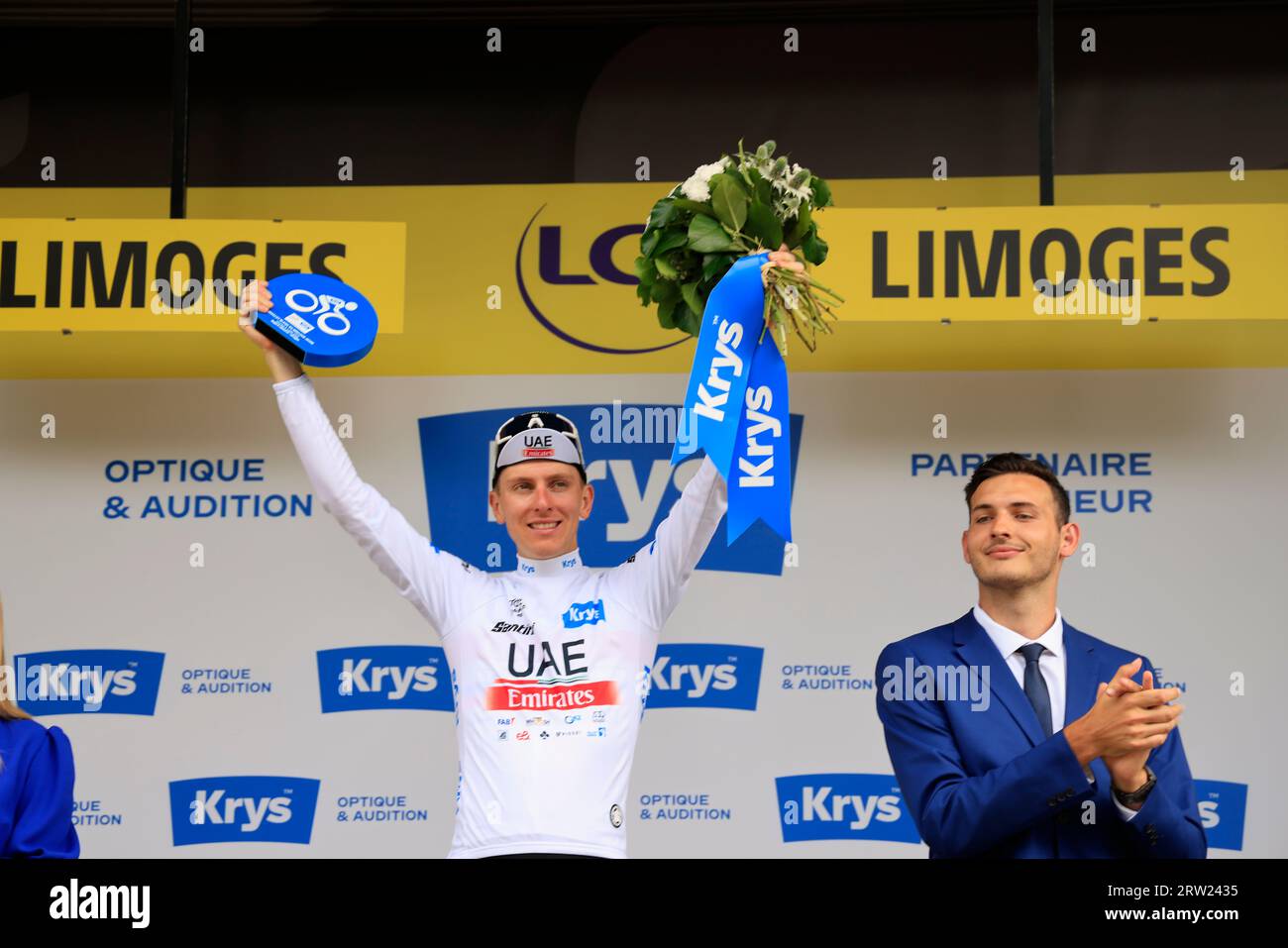 Tadej Pogačar maillot blanc du meilleur jeune à l'arrivée de la 8e ...