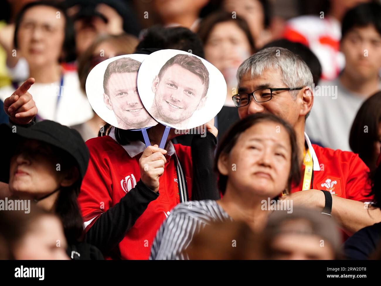 Un fan du pays de Galles dans les tribunes tient une photo de Dan ...