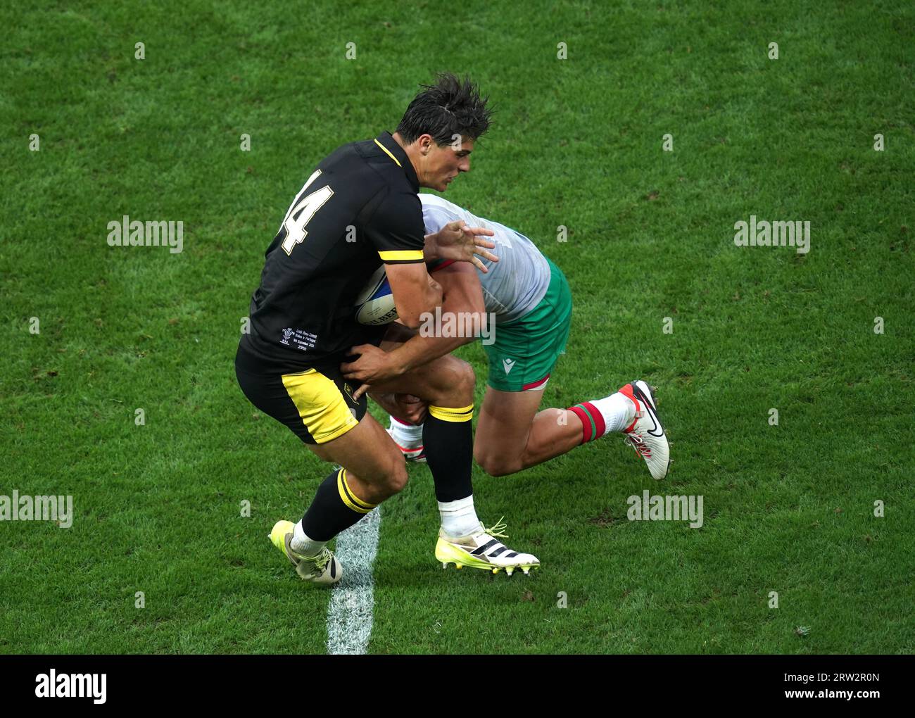 Louis Rees-Zammit du pays de Galles affronté par le Portugais Rodrigo ...
