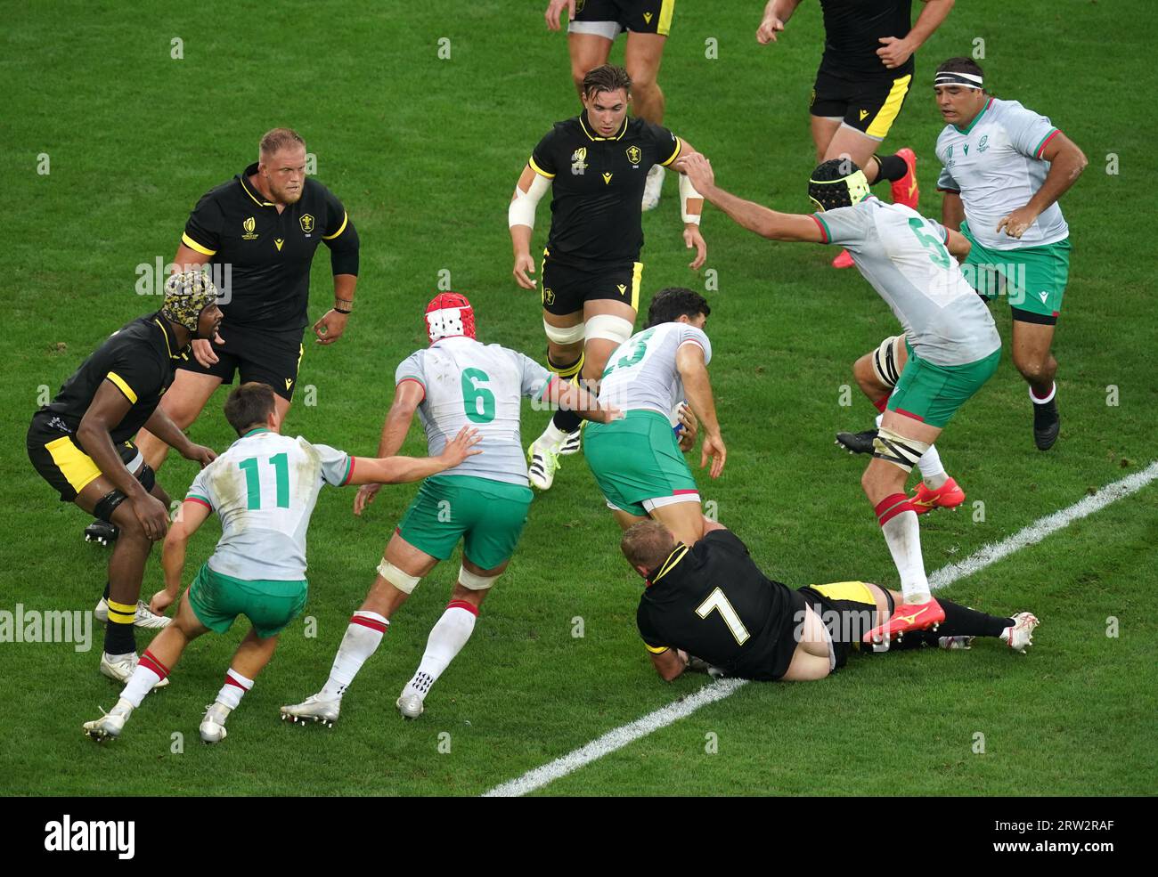 Le Portugais Raffaele Storti affronté par le Gallois Jac Morgan lors de ...