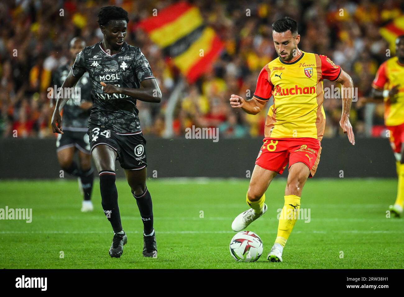 Lens, France, France. 16 septembre 2023. Joseph NDUQUIDI de Metz et Adrien THOMASSON de Lens ...